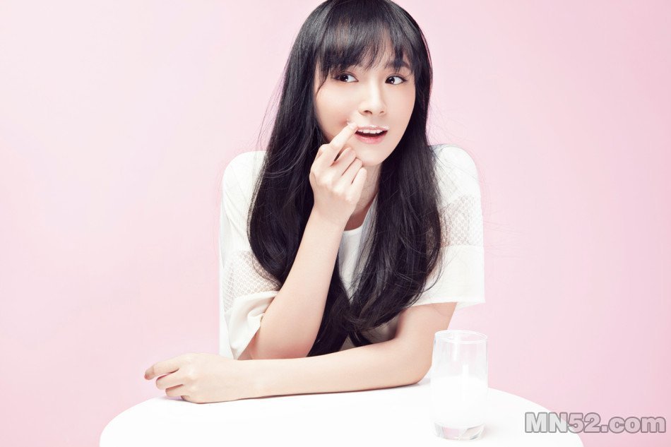 李依伊眼神清澈迷人写真_美女明星_52图片站